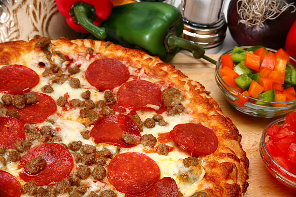 Pizza Peperoni - Banco de fotos e imágenes de stock - iStock Pizza Peperoni - Banco de fotos e imágenes de stock - iStock