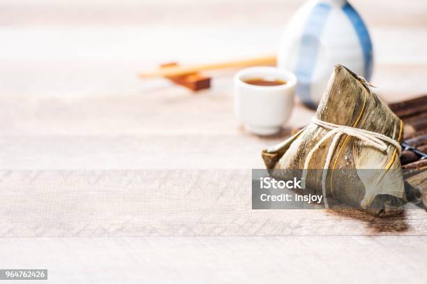 Zongzi 드래곤 보트 축제 아시아 전통 음식 나무 테이블에 차 한잔과 함께 중국어 Duanwu Festival에 대한 스톡