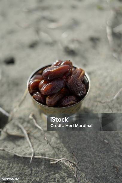 Buah Kurma Kering Atau Kurma Makanan Ramadan Foto Stok - Unduh Gambar ... Buah Kurma Kering Atau Kurma Makanan Ramadan Foto Stok - Unduh Gambar ...