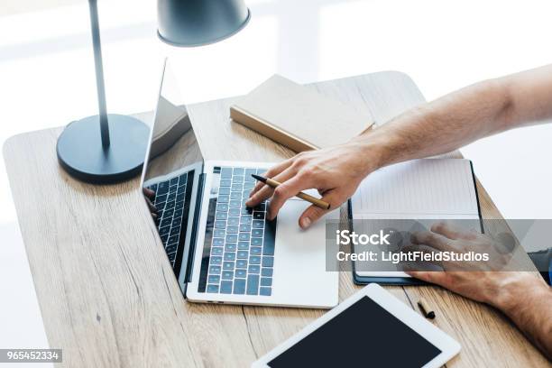 Memotong Bidikan Orang Memegang Pena Menggunakan Laptop Dan Membuat ... Memotong Bidikan Orang Memegang Pena Menggunakan Laptop Dan Membuat ...