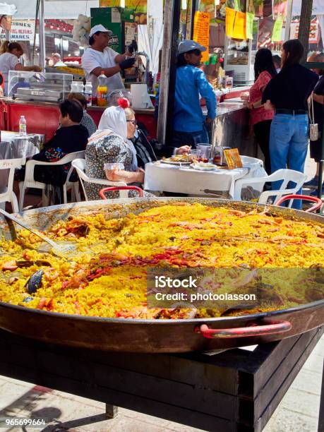 Chulapos 산 이시드로 축제에서 스페인어 Paella를 먹기 마드리드입니다 파엘랴에 대한 스톡 사진 및 기타 이미지