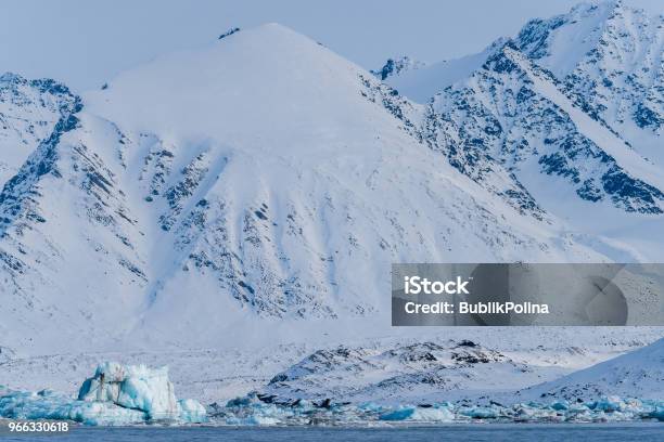 Spitsbergen 롱위에아르뷔엔 스발바르 북극 바다 겨울 극 지 날 일몰 하늘 산의 풍경 자연 0명에 대한 스톡 사진 및