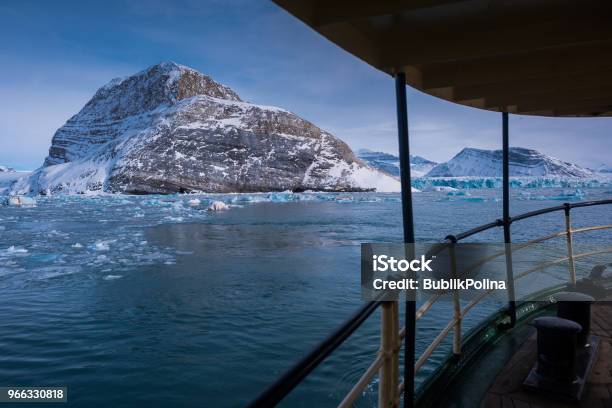 Spitsbergen 롱위에아르뷔엔 스발바르 북극 바다 겨울 극 지 날 일몰 하늘 산의 풍경 자연 0명에 대한 스톡 사진 및