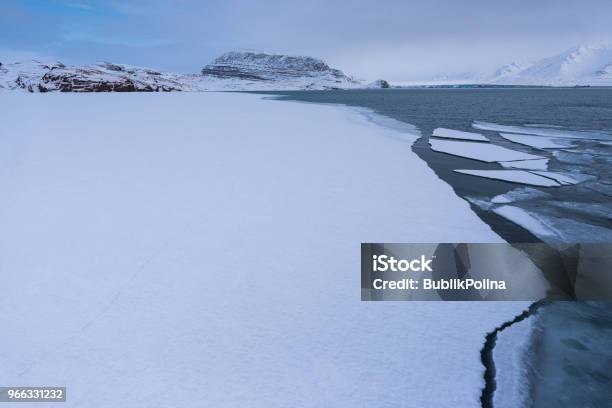Spitsbergen 롱위에아르뷔엔 스발바르 북극 바다 겨울 극 지 날 일몰 하늘 산의 풍경 자연 0명에 대한 스톡 사진 및