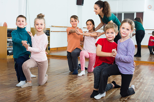 Niños Y Niñas Bailando La Danza Del Par Positivo Foto De Stock Y Más