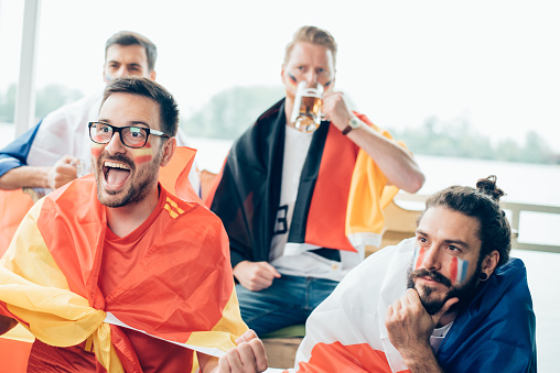 Penggemar Tim Nasional Sepak Bola Spanyol Menonton Pertandingan Dengan ... Penggemar Tim Nasional Sepak Bola Spanyol Menonton Pertandingan Dengan ...