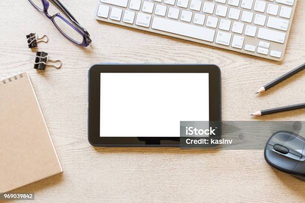 Meja Kantor Kayu Dengan Komputer Tablet Dengan Layar Kosong Dan