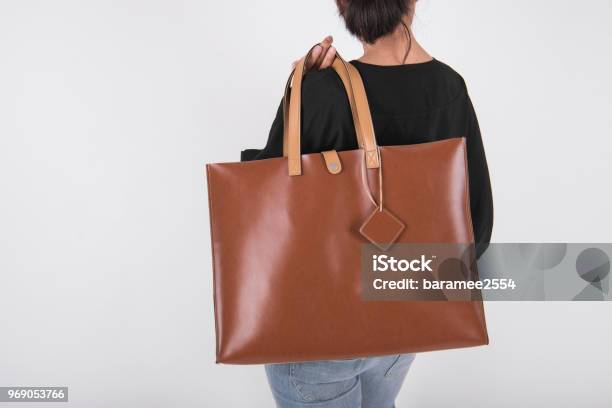 Gadis Memegang Tas Kulit Coklat Untuk Mockup Template Kosong Terisolasi