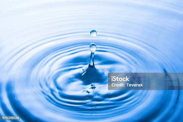 Photo Libre De Droit De Goutte Deau Tombant Dans Leau Faire Des Vagues
