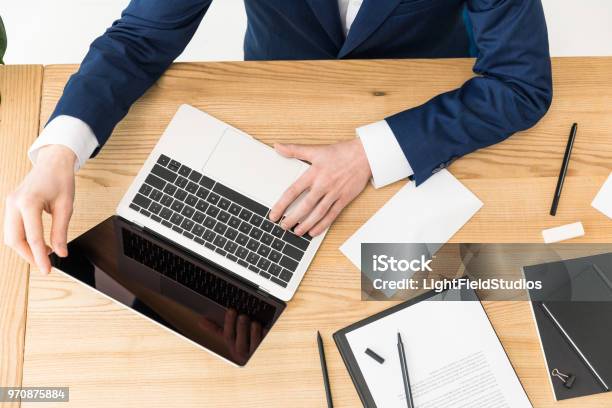 Memotong Bidikan Pengusaha Yang Bekerja Di Laptop Di Tempat Kerja Di ... Memotong Bidikan Pengusaha Yang Bekerja Di Laptop Di Tempat Kerja Di ...