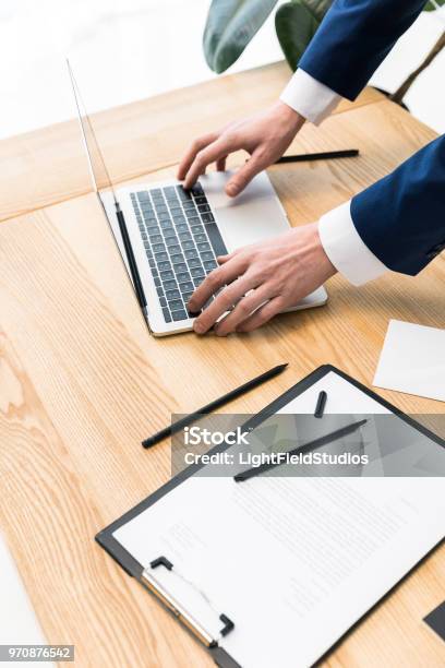 Memotong Bidikan Pengusaha Yang Bekerja Di Laptop Di Tempat Kerja Di ... Memotong Bidikan Pengusaha Yang Bekerja Di Laptop Di Tempat Kerja Di ...