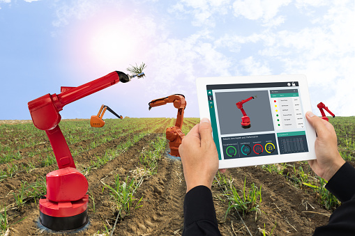 Iot 것 들 농업 개념 농부 사용 스마트 팜 로봇 조 수는 농장에서 일 하는 잡 초를 감지 하는 인터넷 바꾸기 작업자에 대 한