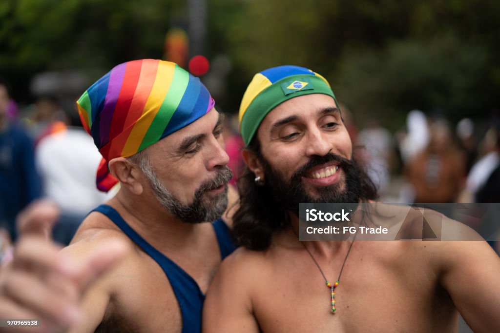 Dewasa Pasangan Gay Menari Di Gay Pride Parade Foto Stok Unduh Gambar Sekarang Gay