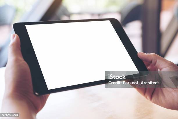 Gambar Mockup Tangan Memegang Dan Menggunakan Pc Tablet Hitam Dengan