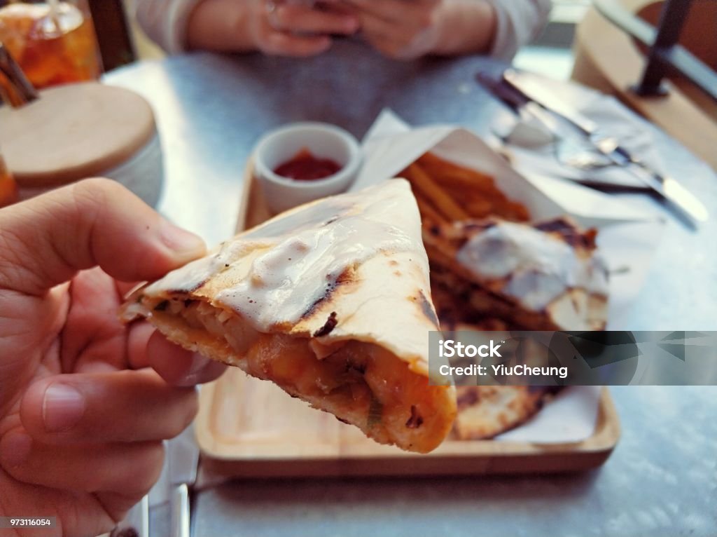 Pov에서 칩과 피자를 먹는 감자 칩에 대한 스톡 사진 및 기타 이미지 감자 칩 고기 딜 허브 Istock