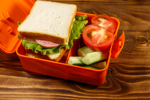 Kotak Makan Siang Sekolah Dengan Sandwich Dan Sayuran Segar Di Atas