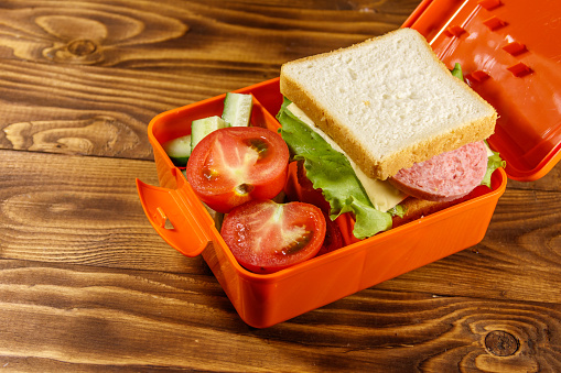 Kotak Makan Siang Sekolah Dengan Sandwich Dan Sayuran Segar Di Atas