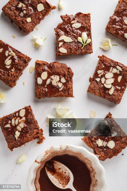 Potongan Brownies Ubi Jalar Vegan Di Latar Belakang Putih Tampilan Atas