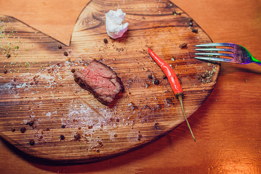 Irisan Steak Daging Sapi Panggang Langka Ribeye Dengan Garam Dan Merica