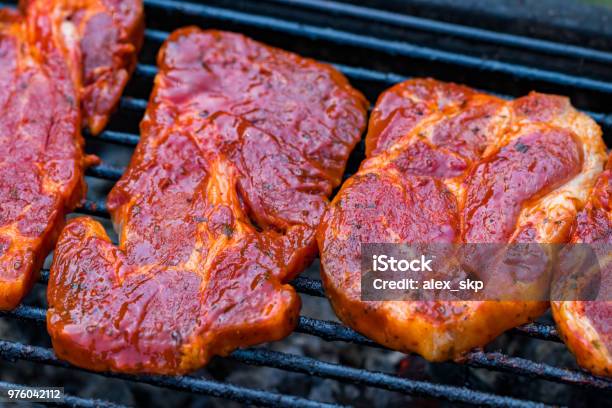 Steak Daging Sapi Di Atas Panggangan Dengan Api Foto Stok Unduh