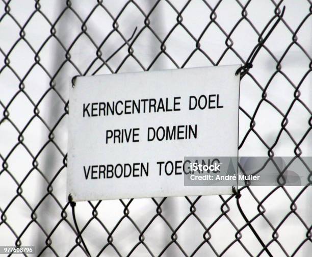 Doel 모든 울타리 뒤에 개인 재산 및 아무 침입에 있는 네덜란드어 언어 벨기에 Nuclair 공장 울타리에 서명 구름에 대한