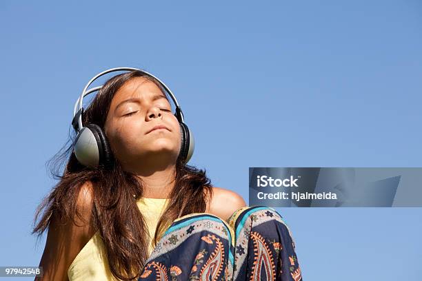 Anak Kecil Mendengarkan Musik Foto Stok - Unduh Gambar Sekarang - Anak ... Anak Kecil Mendengarkan Musik Foto Stok - Unduh Gambar Sekarang - Anak ...