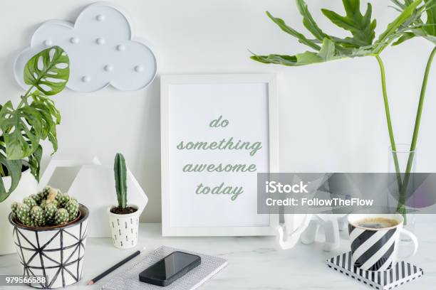 Meja Desain Dengan Bingkai Poster Mock Up Kaktus Tanaman Gajah Dan
