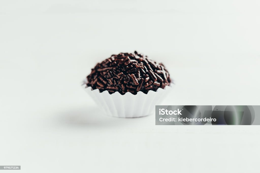 Brigadeiro는 전형적인 수 제 초콜릿 트 러 플 브라질에서 이다 코코아 농축 우유와 초콜릿의 뿌리입니다 어린이 생일