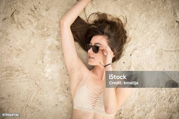 Potret Wanita Cantik Dewasa Muda Tergeletak Di Pantai Sandy Foto Stok