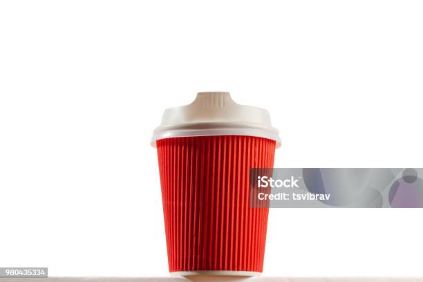 Cangkir Kopi Sekali Pakai Merah Dengan Tutup Di Latar Belakang Putih