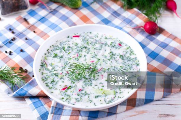 Okroshka입니다 오이 무 계란과 테이블에 딜 여름 빛 차가운 요구르트 수프 0명에 대한 스톡 사진 및 기타 이미지 0명