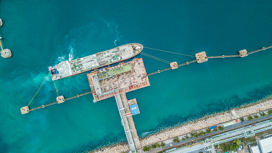 Pandangan Atas Udara Kapal Tanker Minyak Di Pelabuhan Terminal Minyak