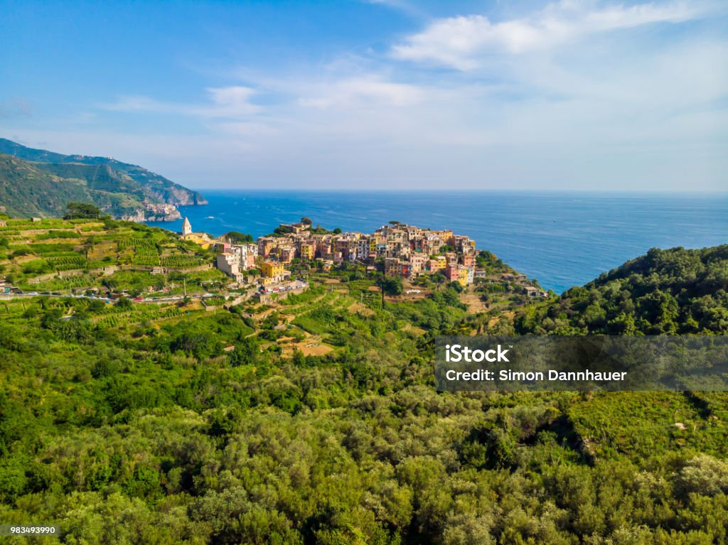 Corniglia 五漁村國家公園的村莊在義大利的海岸義大利北部的 La 帕斯亞省鳥瞰圖歐洲的旅遊目的地和景點 照片檔及更多 全景 照片