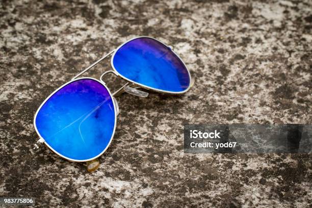 Gambar Kacamata Hitam Modis Modern Di Lantai Kacamata Foto Stok - Unduh ... Gambar Kacamata Hitam Modis Modern Di Lantai Kacamata Foto Stok - Unduh ...