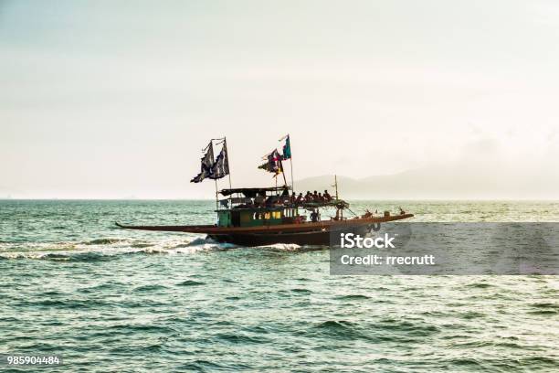 Perahu Sampah Tradisional Cina Bergerak Cepat Di Laut Lepas Orangorang ... Perahu Sampah Tradisional Cina Bergerak Cepat Di Laut Lepas Orangorang ...
