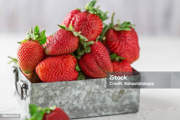 Stroberi Berair Segar Dengan Daun Latar Belakang Stroberi Konsep ... Stroberi Berair Segar Dengan Daun Latar Belakang Stroberi Konsep ...