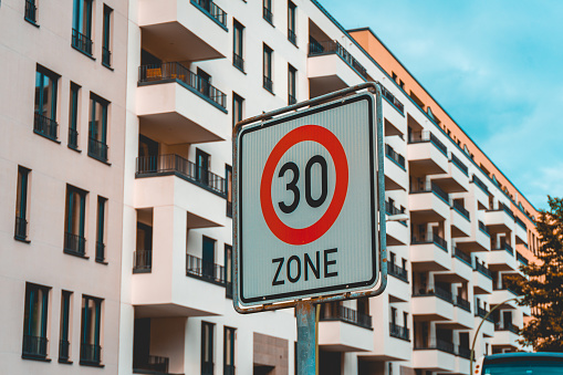 Señal De Zona De Límite De Tráfico De Número 30 Foto de stock y más ... Señal De Zona De Límite De Tráfico De Número 30 Foto de stock y más ...