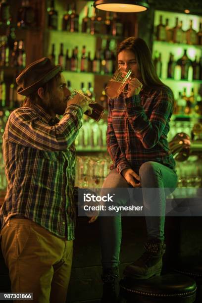 Pasangan Muda Minum Bir Di Pub Dan Saling Memandang Foto Stok - Unduh ... Pasangan Muda Minum Bir Di Pub Dan Saling Memandang Foto Stok - Unduh ...