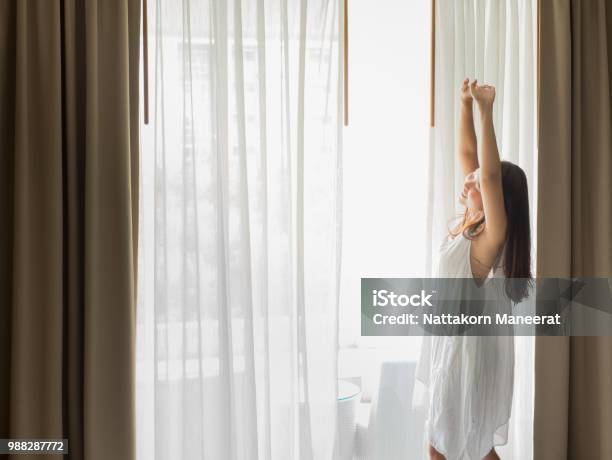Wanita Asia Bangun Bahagia Di Pagi Hari Membuka Tirai Di Atas Jendela ... Wanita Asia Bangun Bahagia Di Pagi Hari Membuka Tirai Di Atas Jendela ...