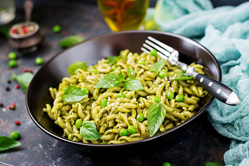 Fusilli Pesto 소스 녹색 완두콩과 바 질 파스타 이탈리아 음식입니다 건강한 생활방식에 대한 스톡 사진 및 기타 이미지