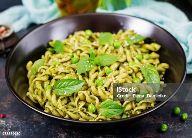 Fusilli Pesto 소스 녹색 완두콩과 바 질 파스타 이탈리아 음식입니다 건강한 생활방식에 대한 스톡 사진 및 기타 이미지