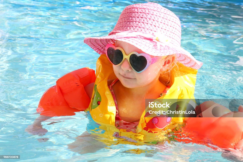 Pequeño Niño Niña Nadar En La Piscina Con Chaleco Salvavidas En Un Día