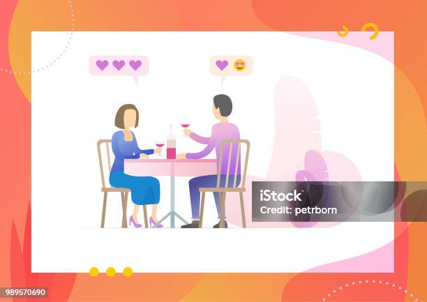 Pasangan Keluarga Yang Penuh Kasih Duduk Di Meja Restoran Dan Minum