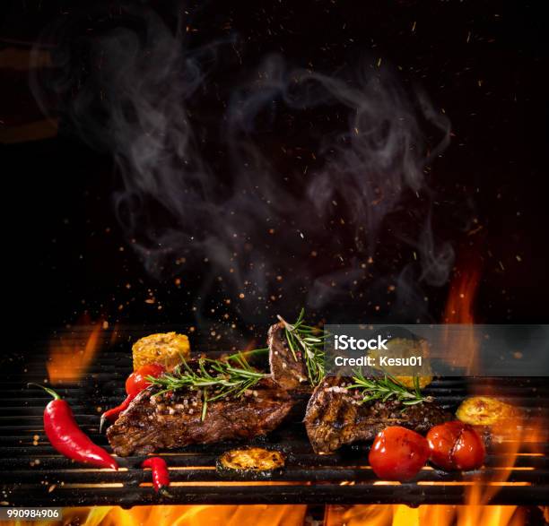 Steak Daging Sapi Di Atas Panggangan Dengan Api Foto Stok Unduh
