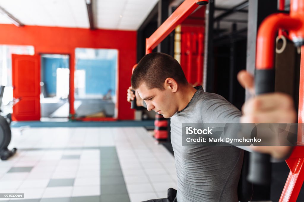 Photo Libre De Droit De Un Jeune Homme Sentraîne À La Salle De Gym Shakes Biceps Et Triceps Gym