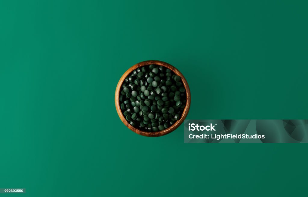 Spirulina 약 그린에 절연의 더미와 함께 나무 그릇의 상위 뷰 0명에 대한 스톡 사진 및 기타 이미지 0명 건강