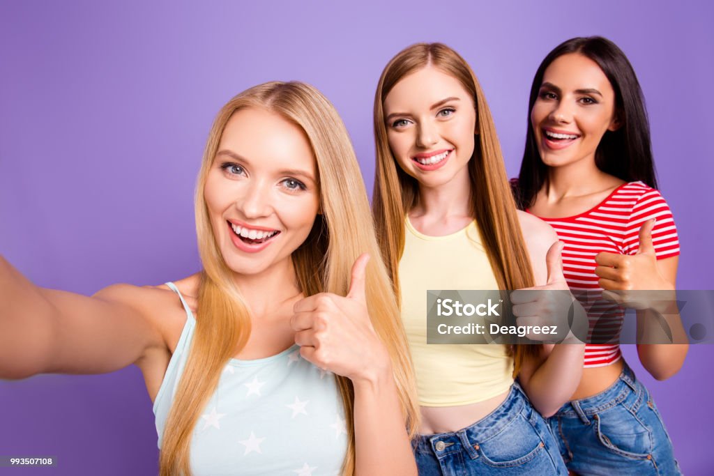 Selfie 가입 전면 카메라 몸짓 엄지에 손가락 선명한 보라색 배경에 고립 촬영 성공적인 친근 한 여자의 자기 초상화 나머지