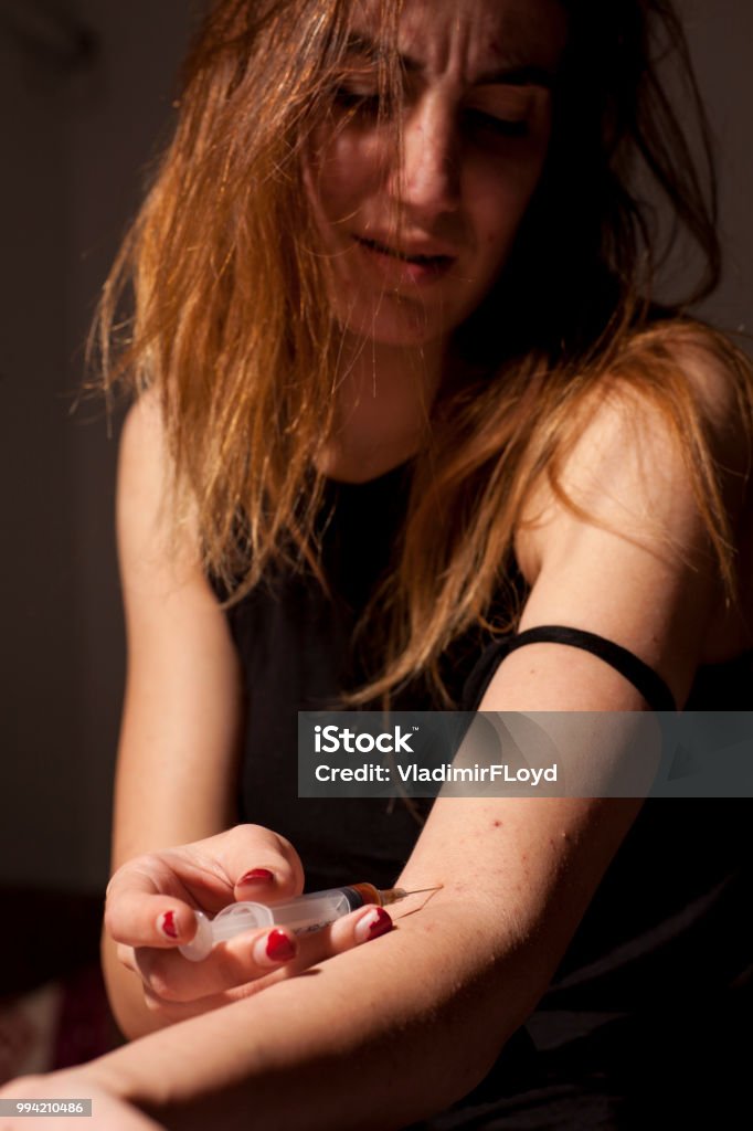 Ragazza Tossicodipendente Con Una Siringa Che Usa Droghe Fotografie