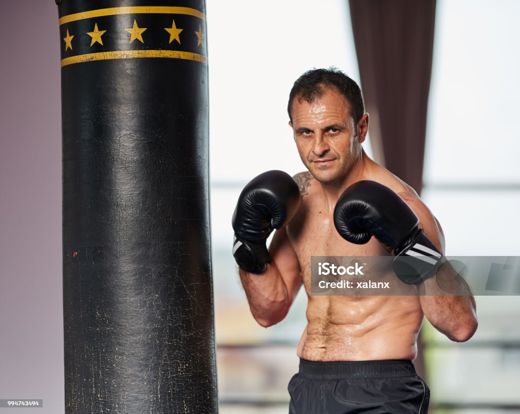Kickbox 전투기 훈련 가라테에 대한 스톡 사진 및 기타 이미지 가라테 가방 권투 선수 바지 Istock