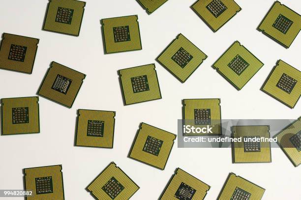 Cpu 프로세서 칩 고립 된 백색 배경입니다 0명에 대한 스톡 사진 및 기타 이미지 0명 Cpu 금 금속 Istock